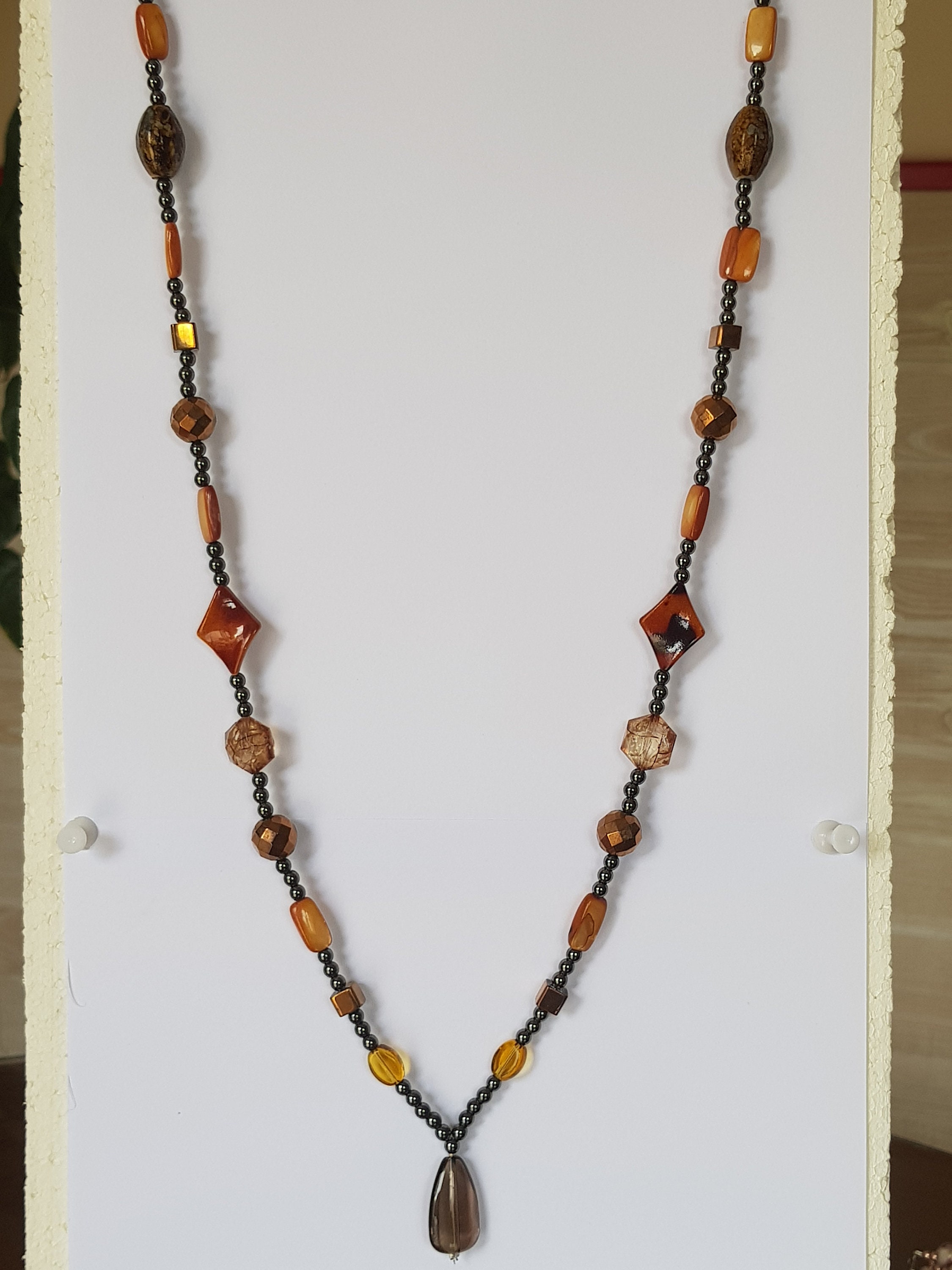 Long collier sautoir en perles de rocailles hématite noires et diverses ...