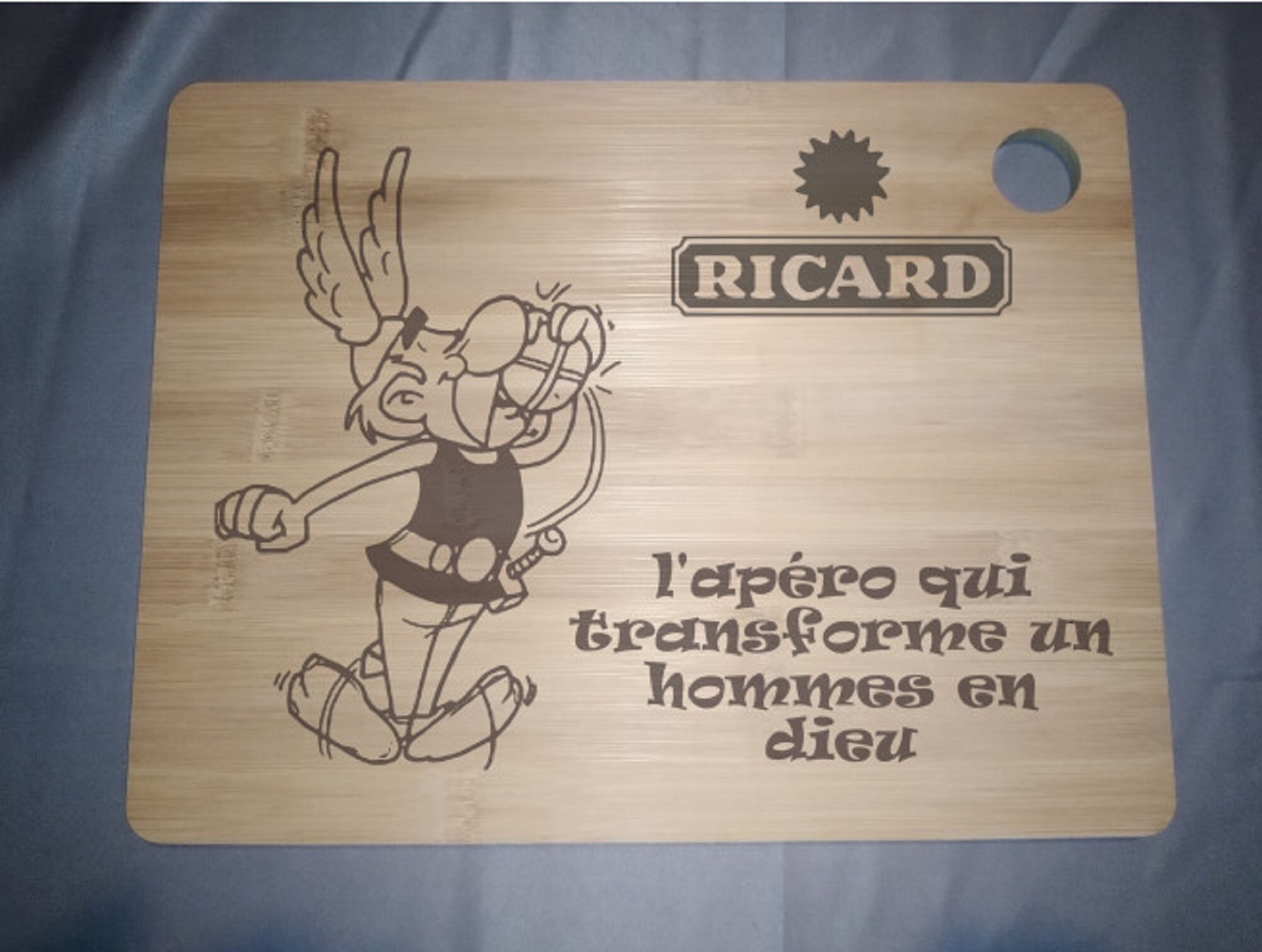 Planche a decouper ricard asterix en bambou graver au laser : par sublimway