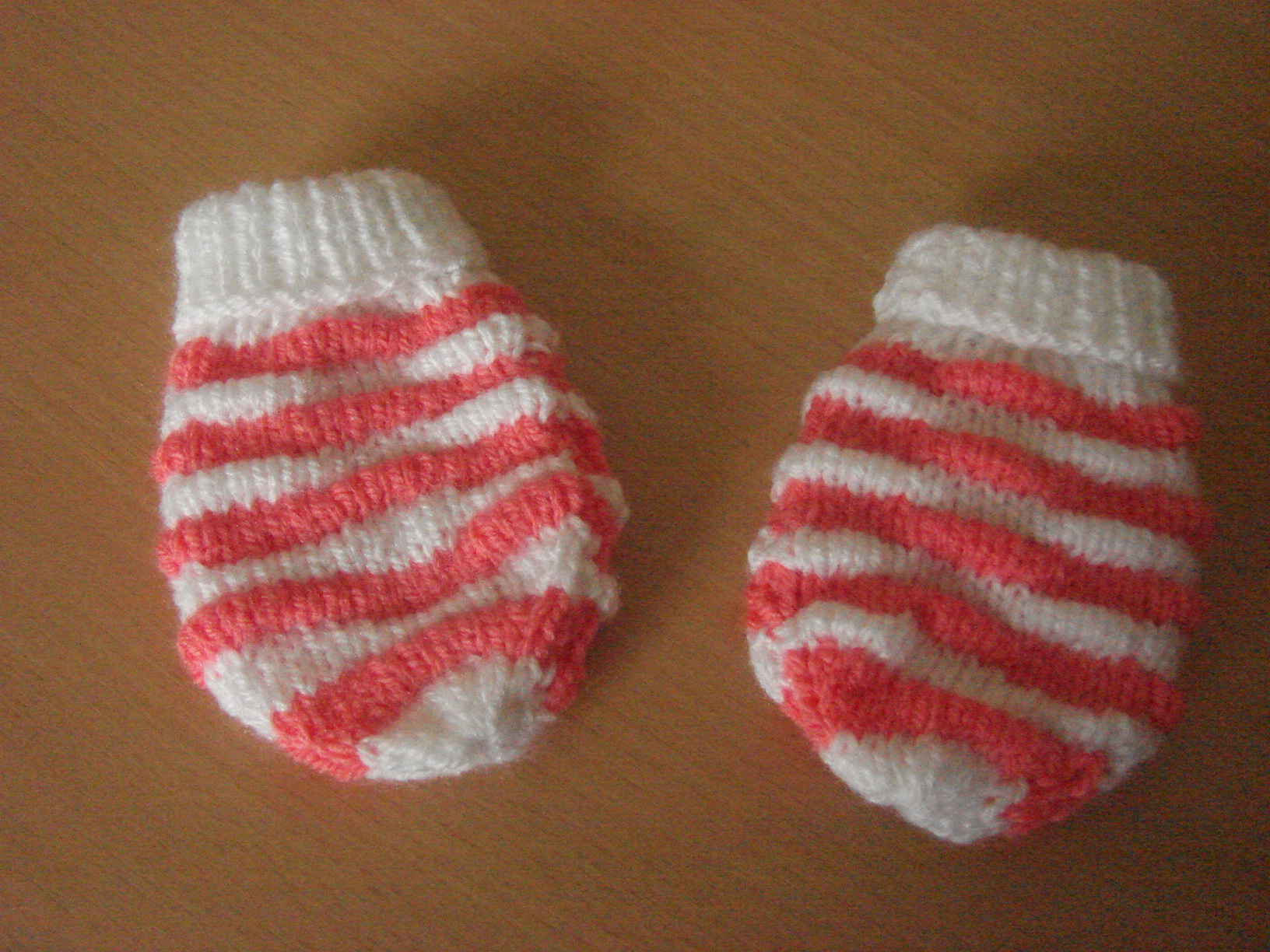 Moufle en laine corail et blanc pour bébé : accessoires-bebe par ...