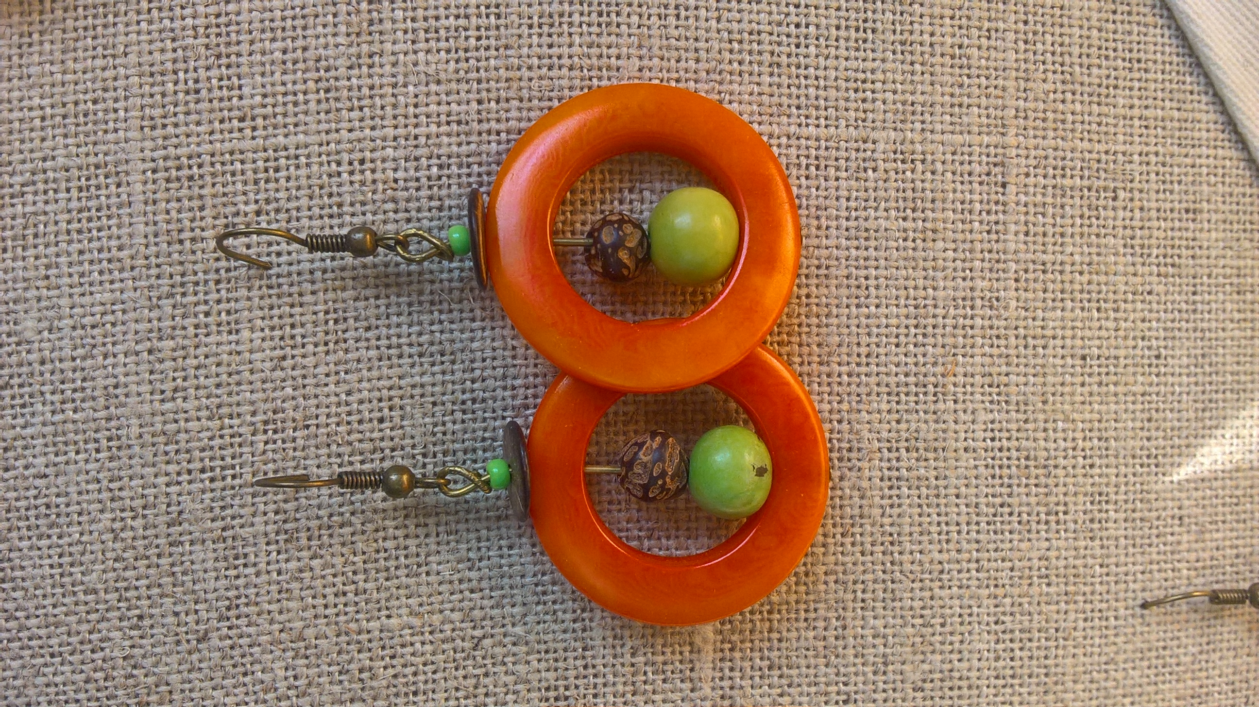 Boucle d 'oreille pendante graine tagua orange et graine : boucle-d ... Boucle d 'oreille pendante graine tagua orange et graine : boucle-d ...