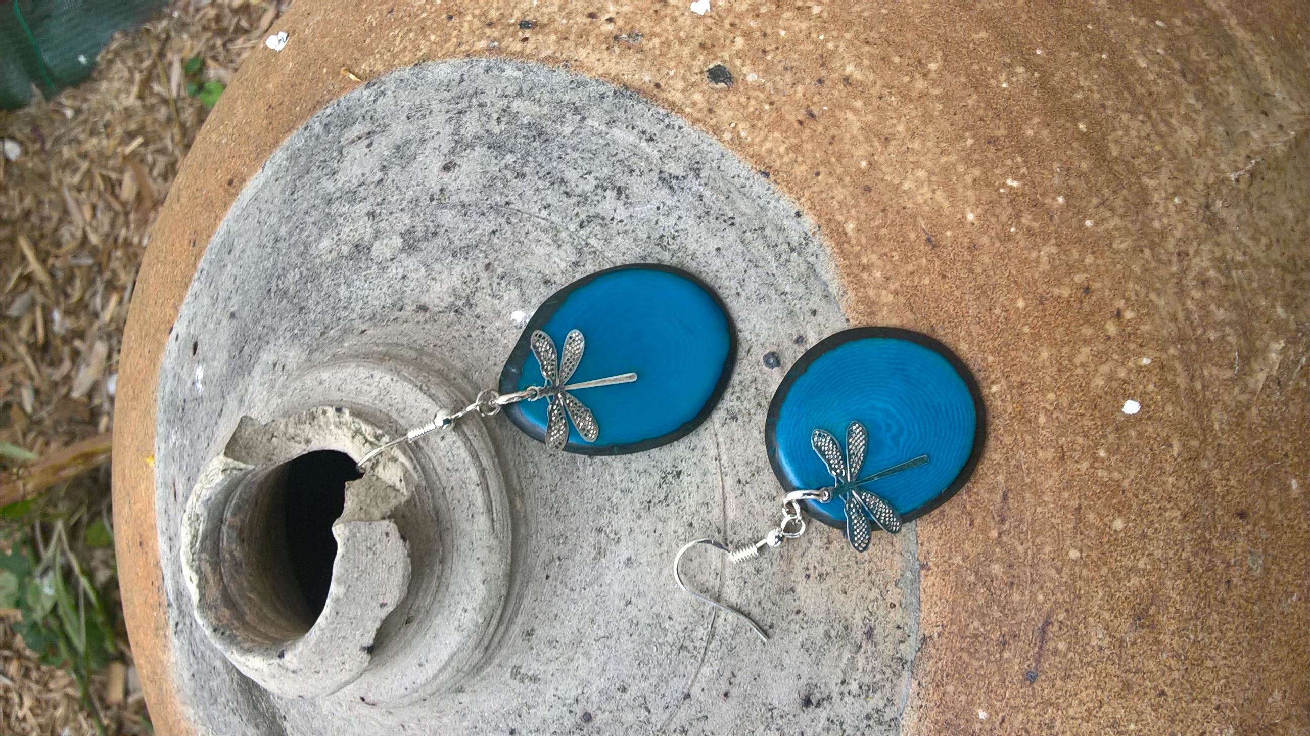 Boucle d 'oreille graine tagua bleue et libellule argenté : boucle-d ... Boucle d 'oreille graine tagua bleue et libellule argenté : boucle-d ...
