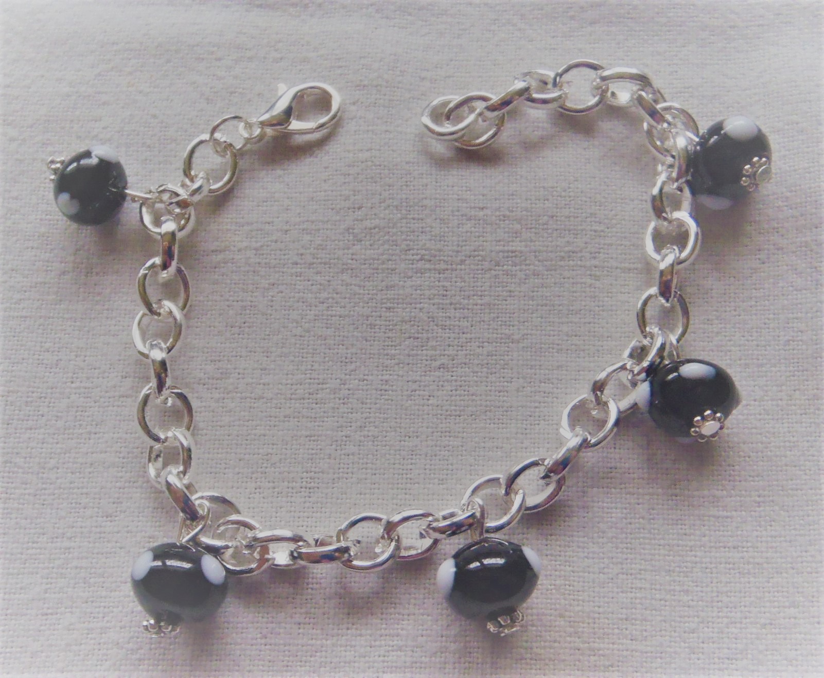 Bracelet grains de cafÉ perles noir et blanc : bracelet par ... Bracelet grains de cafÉ perles noir et blanc : bracelet par ...